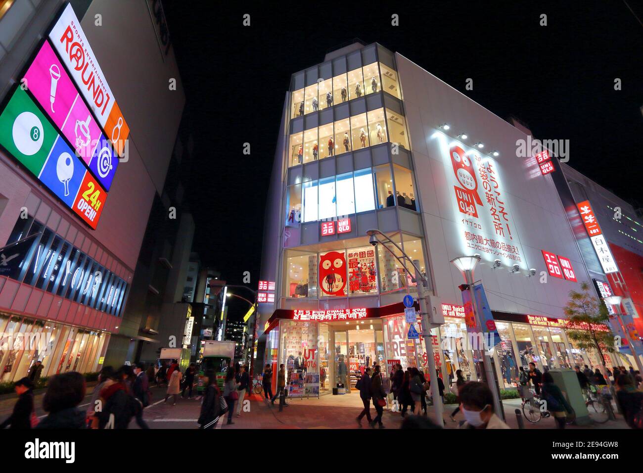 TOKYO, JAPAN - NOVEMBER 29, 2016: People shop atTokyo city Ikebukuro ...