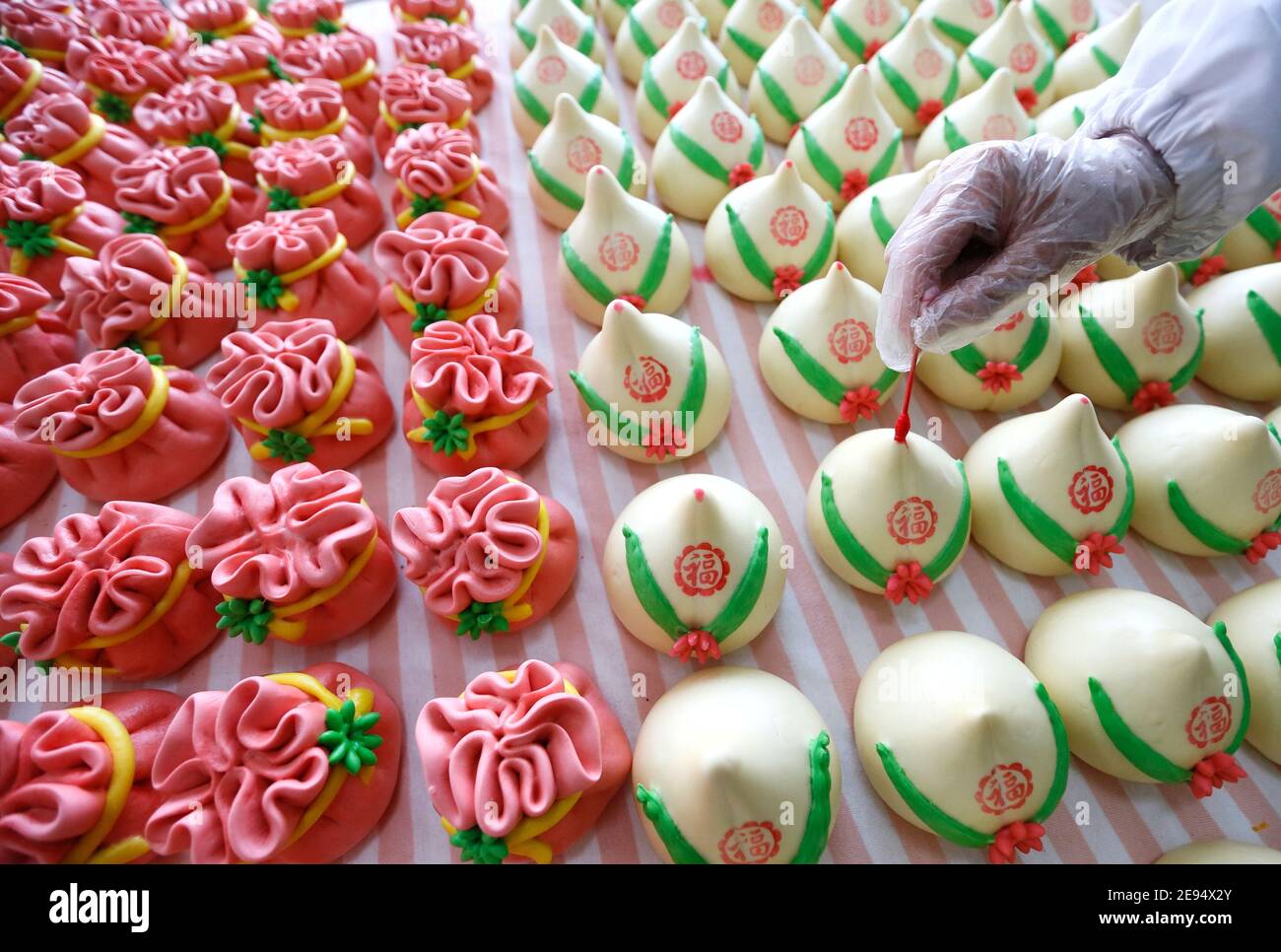 The farmers are making traditional flower steamed buns to welcome the ...