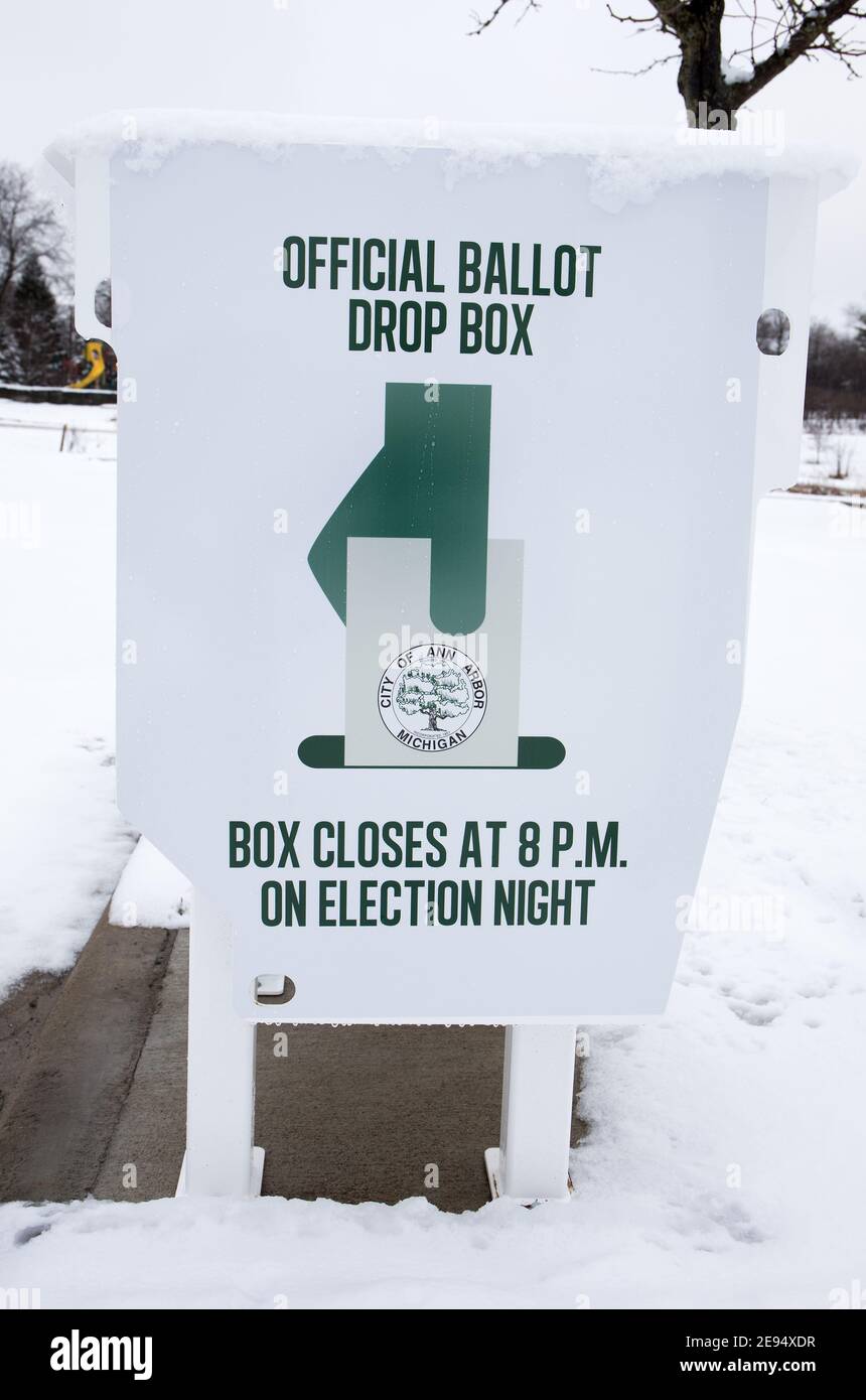 Voting ballot drop box hi-res stock photography and images - Alamy