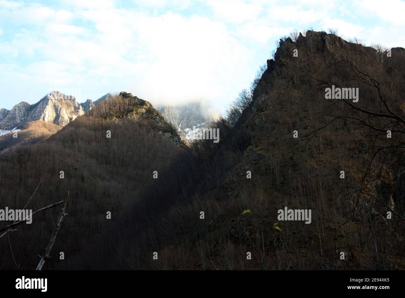 mountain peaks of the Apuan Alps in the cold haze in tuscany Stock ...