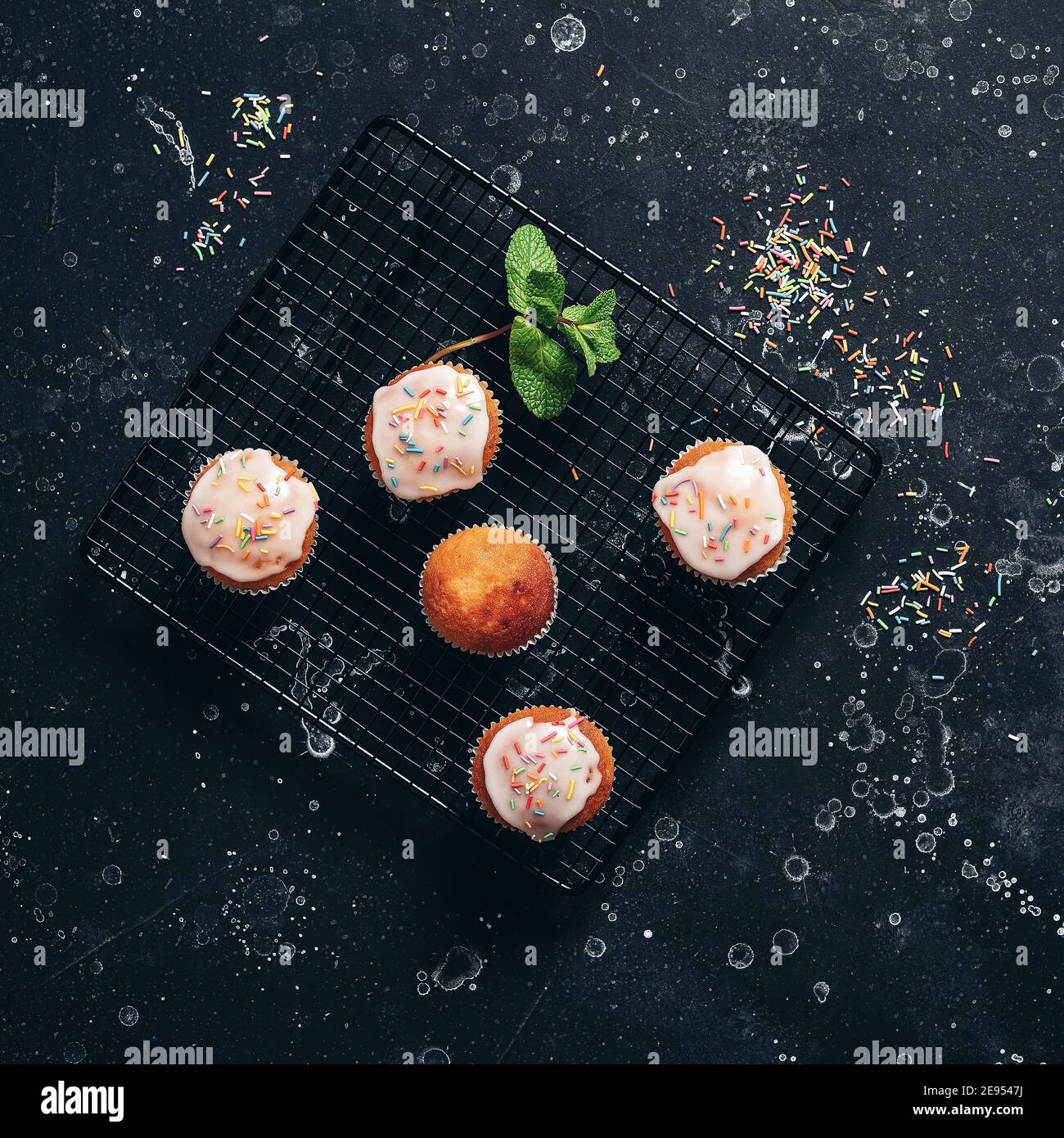 Black cooling rack hi-res stock photography and images - Alamy