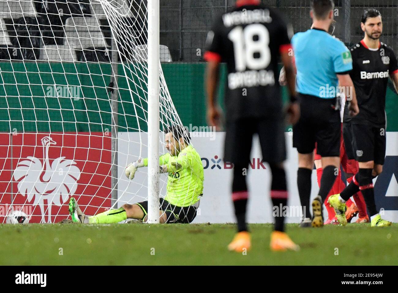 Essen, Germany. 02nd Feb, 2021. Football: DFB Cup, Round of 16, Rot ...