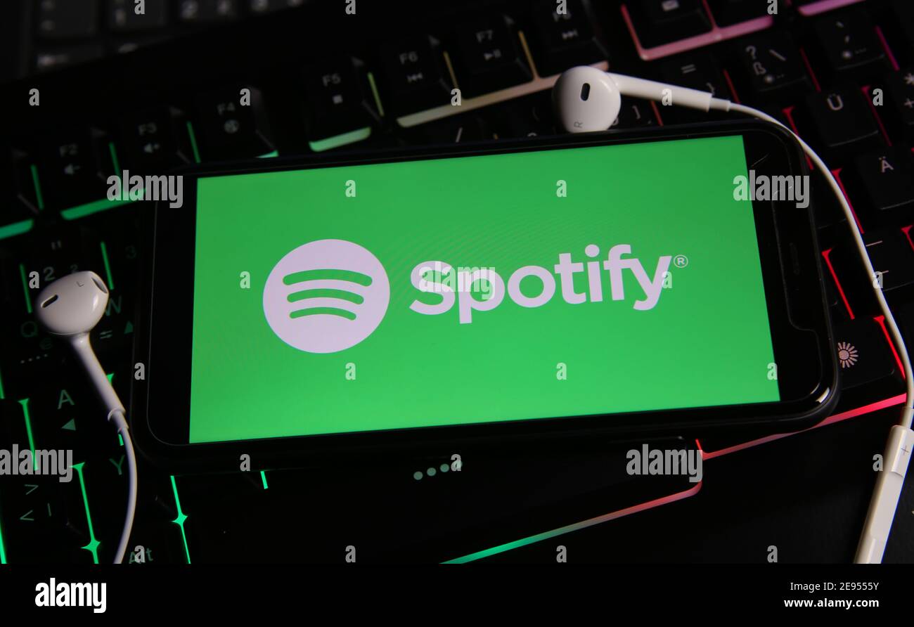 Spotify logo headphones hi-res stock photography and images - Alamy