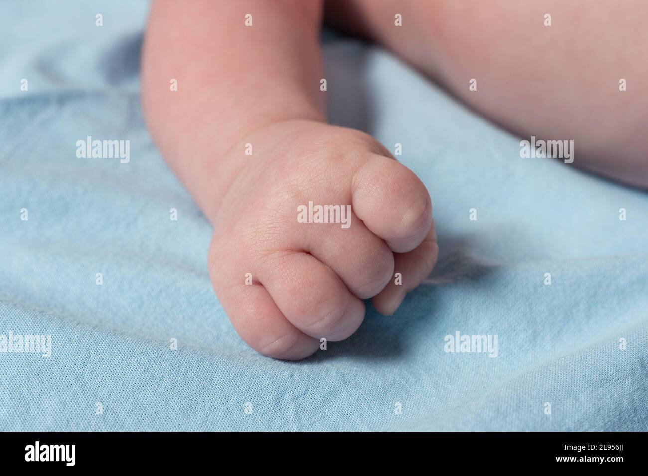 Newborn baby hand hi-res stock photography and images - Alamy