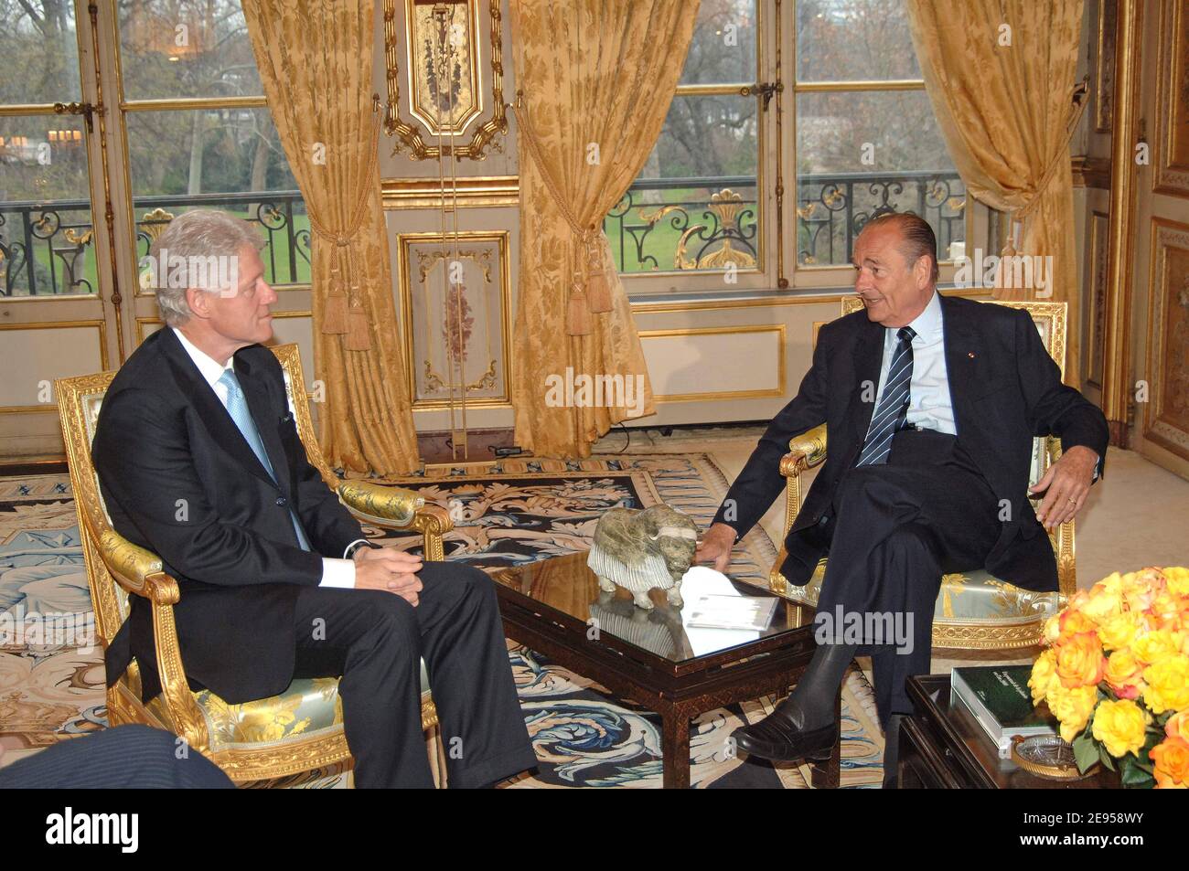 Jacques Chirac meets former US President Bill Clinton at the Elysee ...
