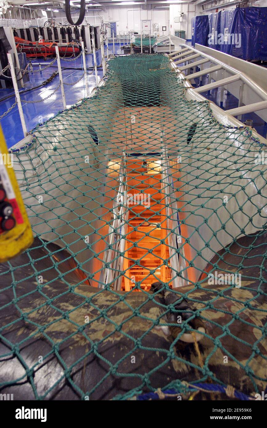 Presentation of the last fiber optic submarine cable installation SEA ...