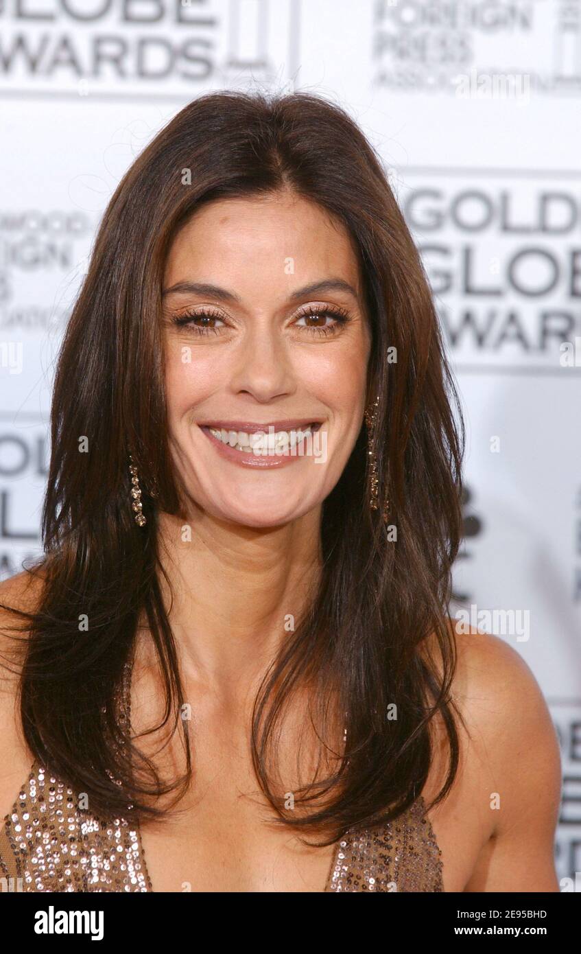 Teri Hatcher presents her award to Sandra Oh during the 63rd Golden ...