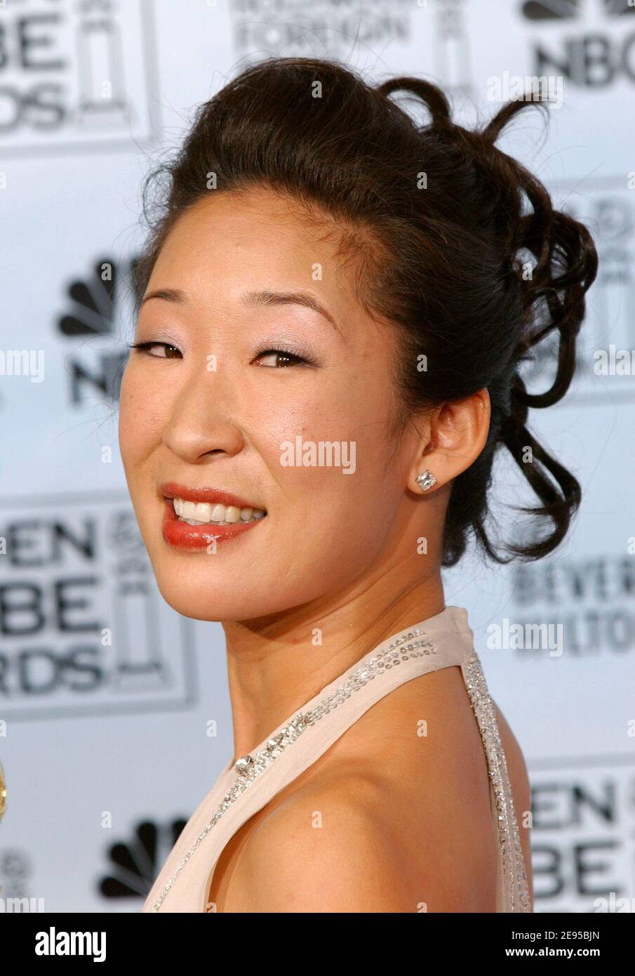 "Sandra Oh poseS with her Best Performance by an Actress in a ...