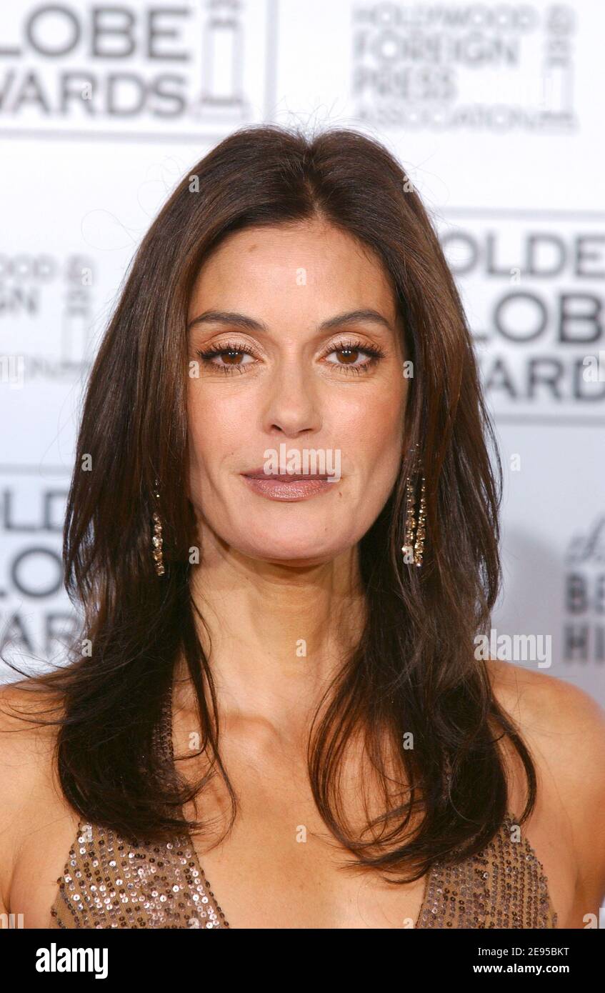 Sandra oh golden globe awards hi-res stock photography and images - Alamy