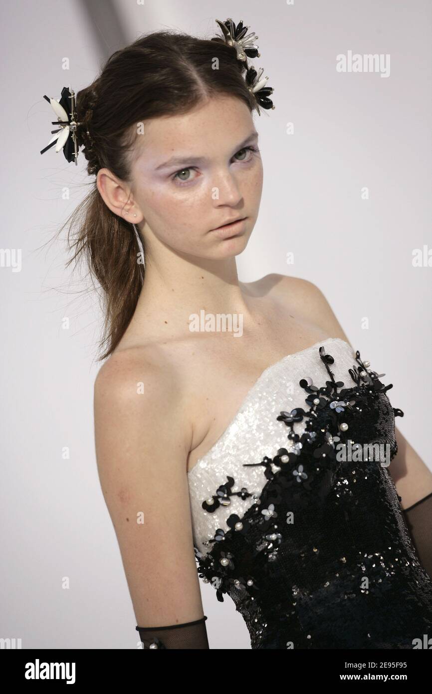 Chanel Haute-Couture Spring-Summer 2006 fashion Show by German designer ...