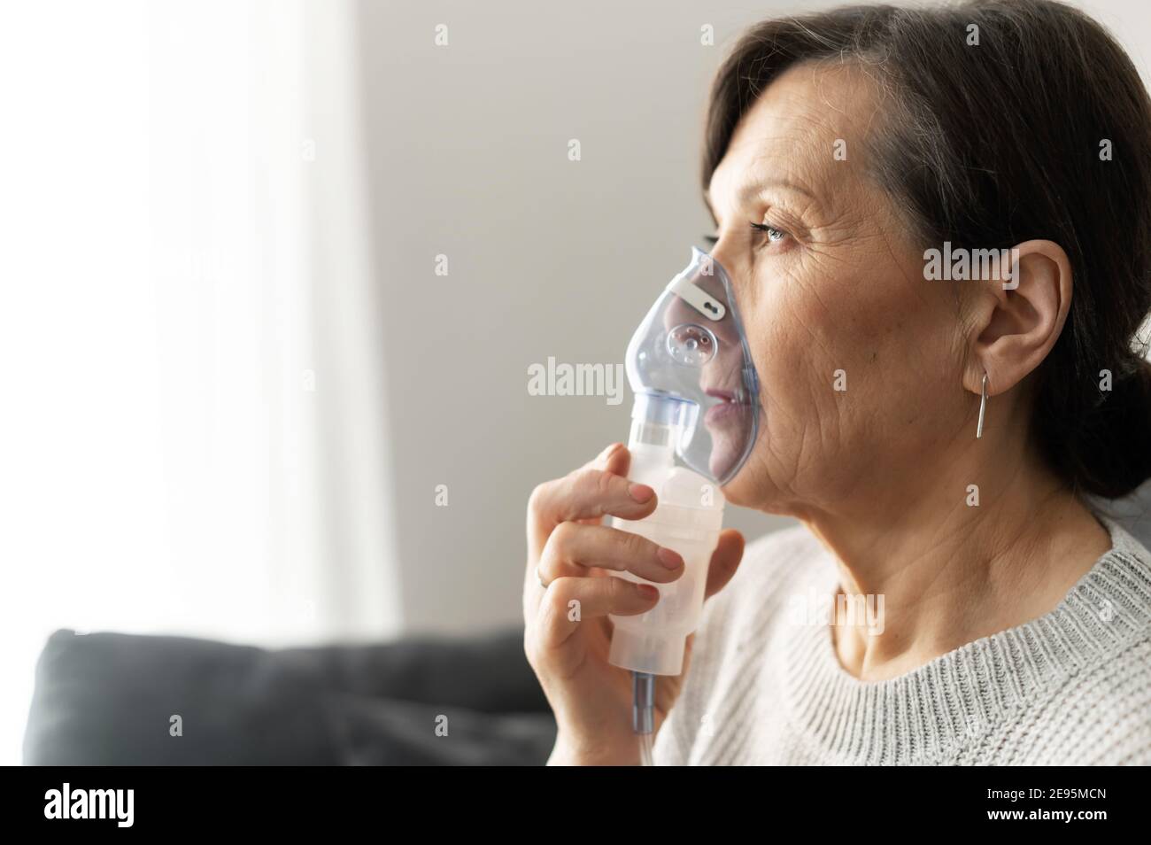 Oxygen mask home elderly hi-res stock photography and images - Alamy