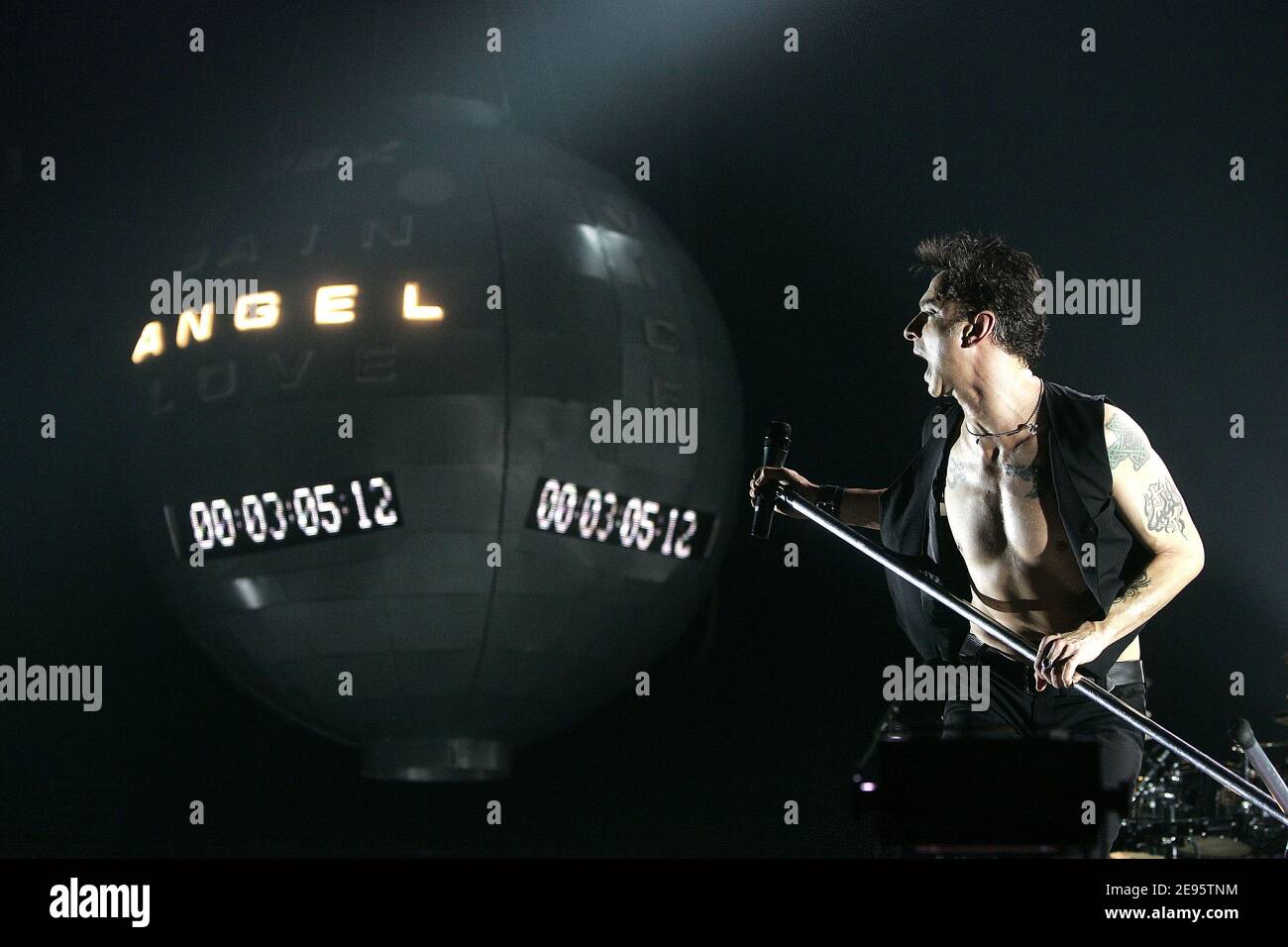 Lead singer of depeche mode hi-res stock photography and images - Alamy