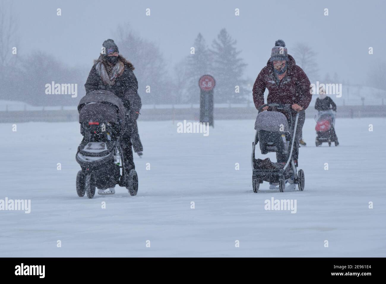 Ice skating canal hi-res stock photography and images - Alamy