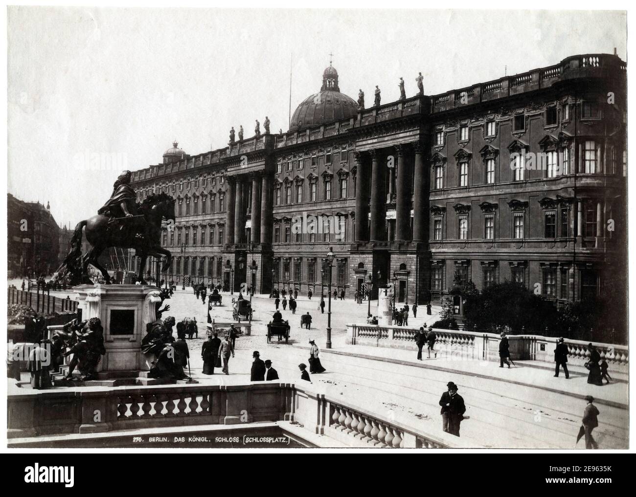 Royal palace statue Cut Out Stock Images & Pictures - Alamy