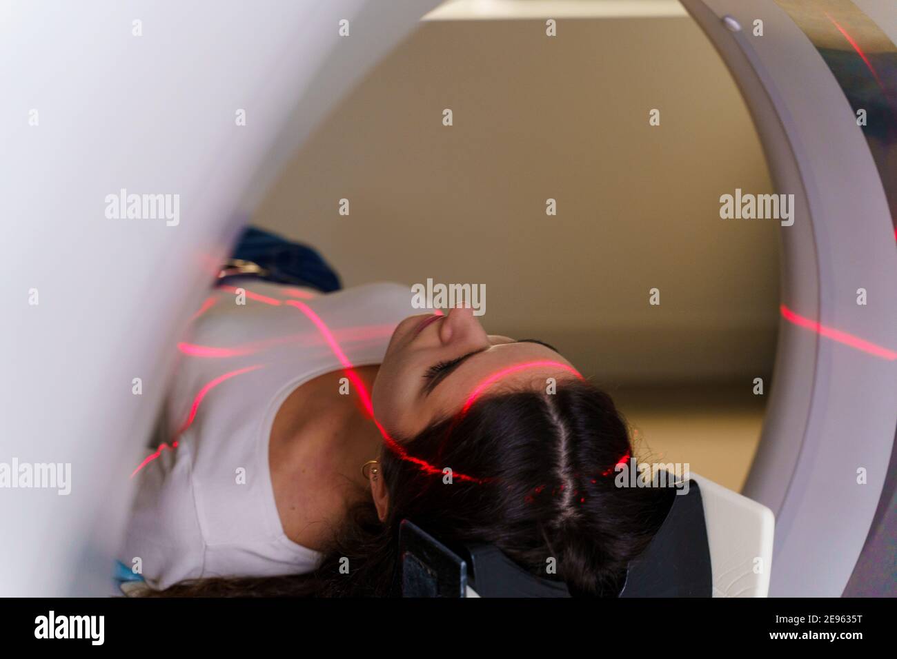 Red rays scan the girl on a CT scan of the lungs and mediastinal organs ...