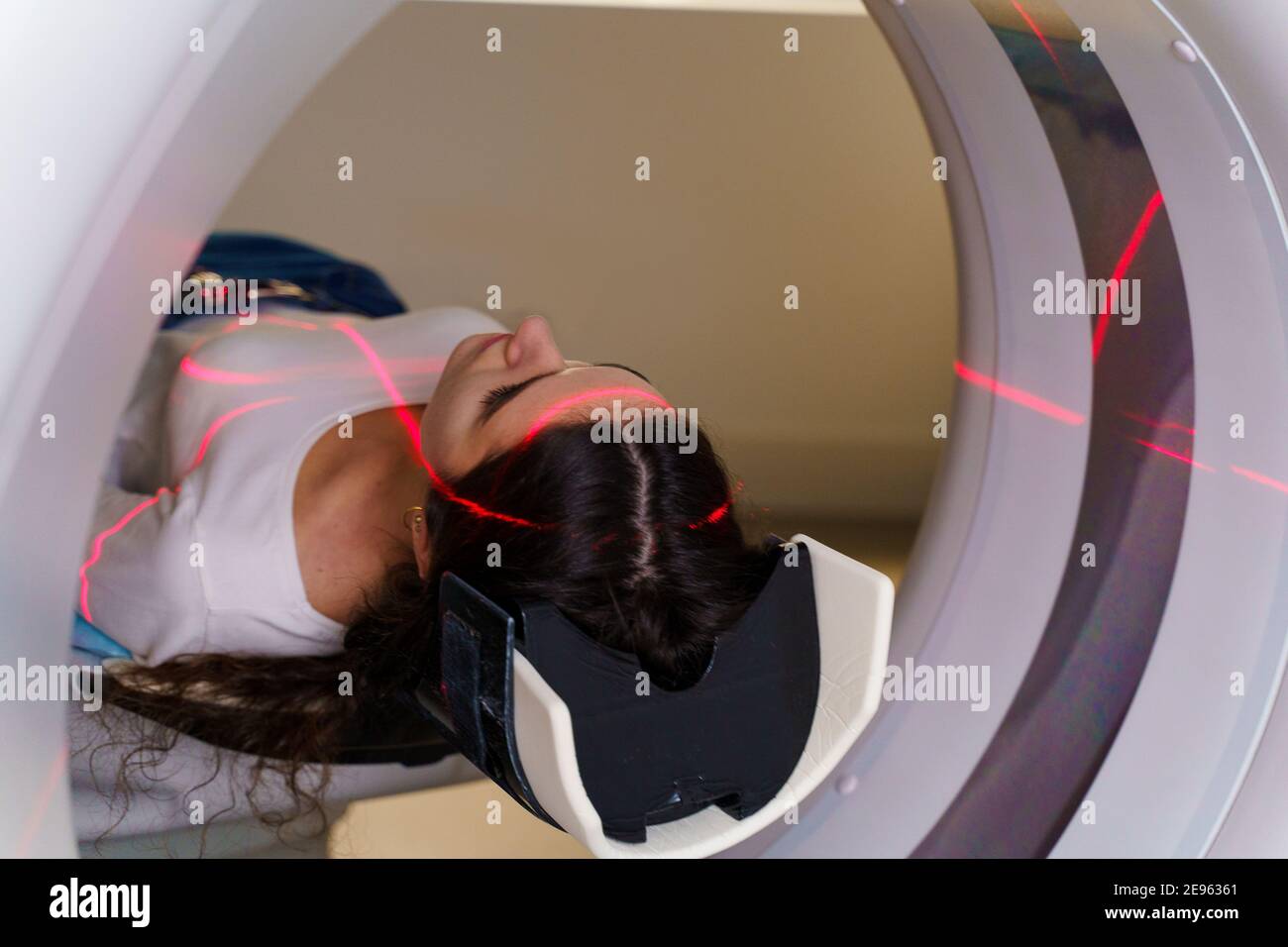 Red rays scan the girl on a CT scan of the lungs and mediastinal organs ...
