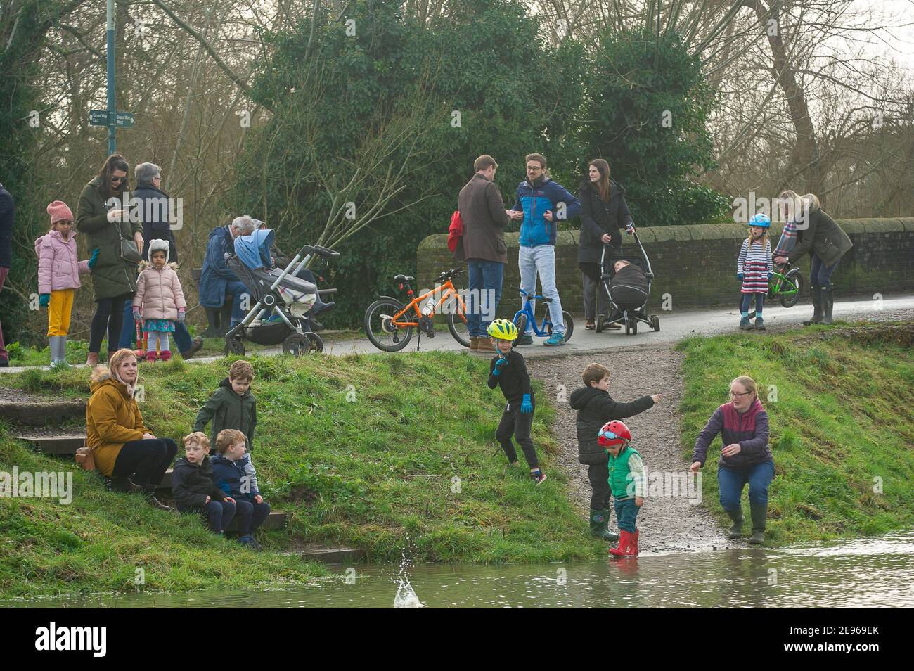 Flooding uk children hi-res stock photography and images - Alamy
