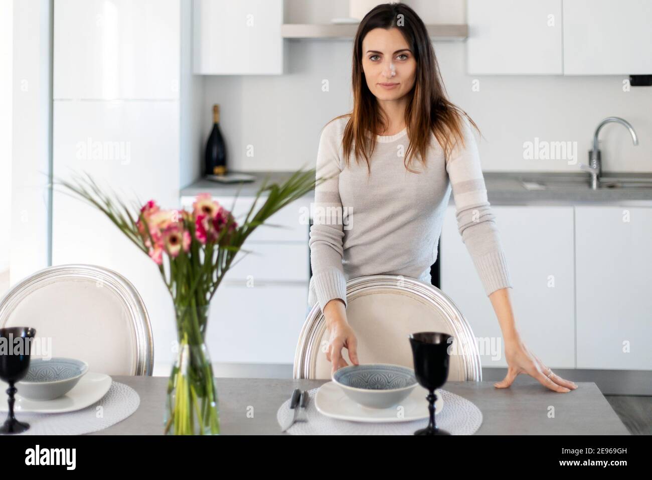 Dining room setting residence hi-res stock photography and images - Alamy