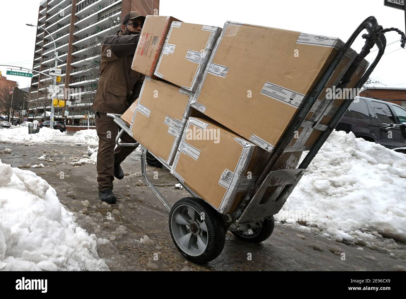 Ups delivery man hi-res stock photography and images - Alamy