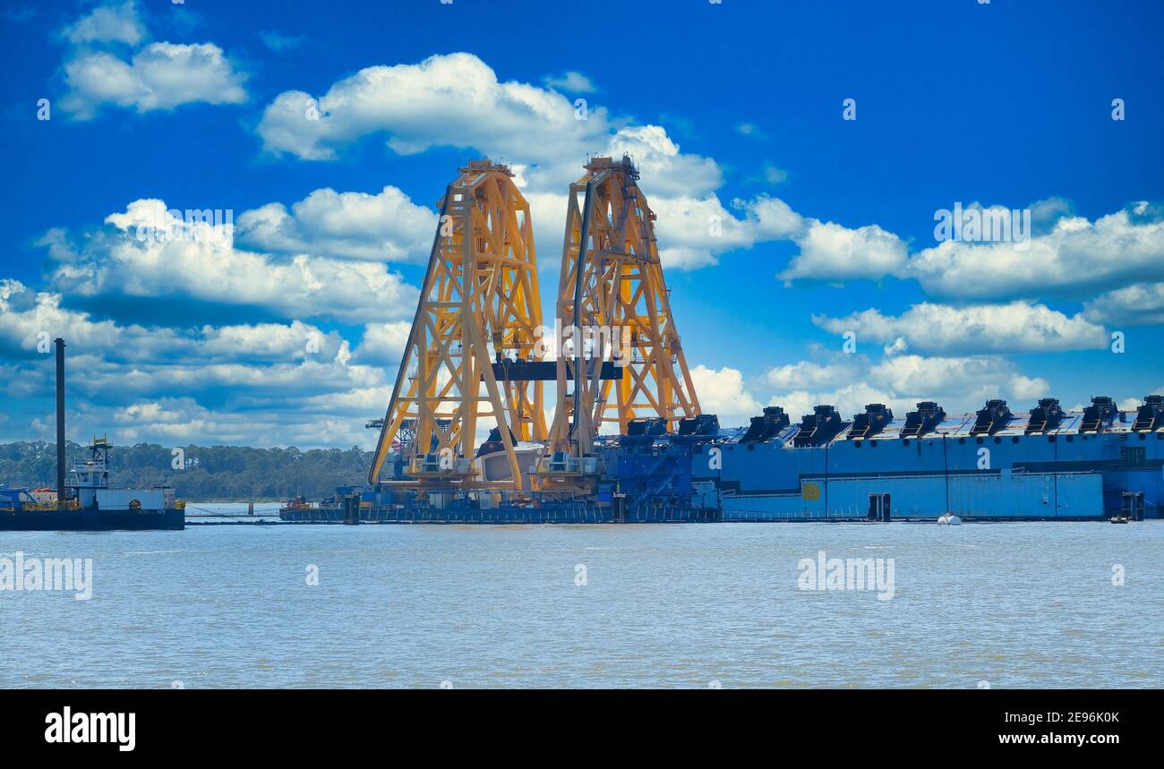 Golden ray cargo ship hi-res stock photography and images - Alamy