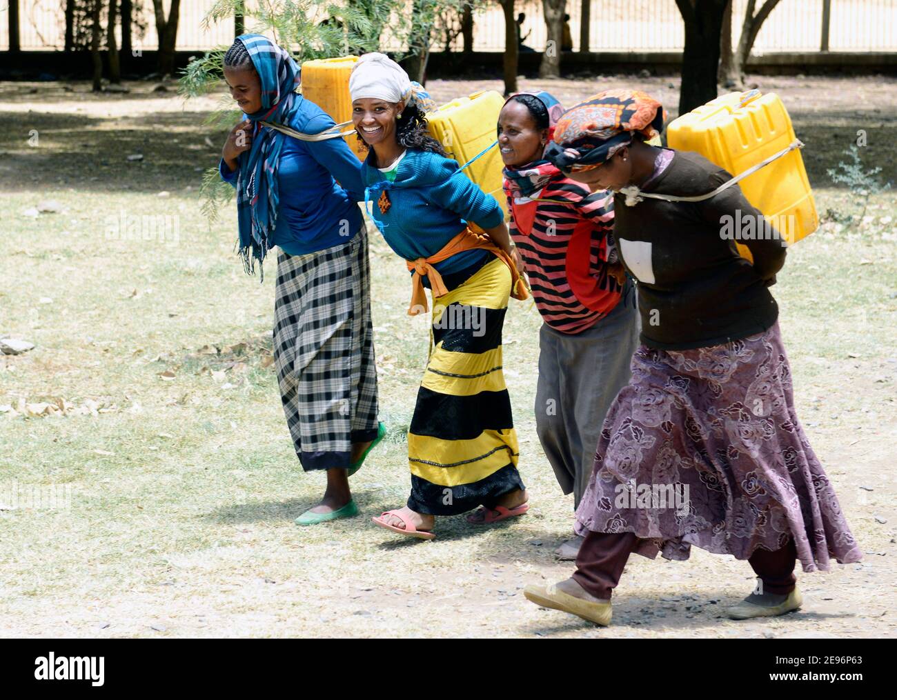 Ethiopian women carrying water hi-res stock photography and images - Alamy