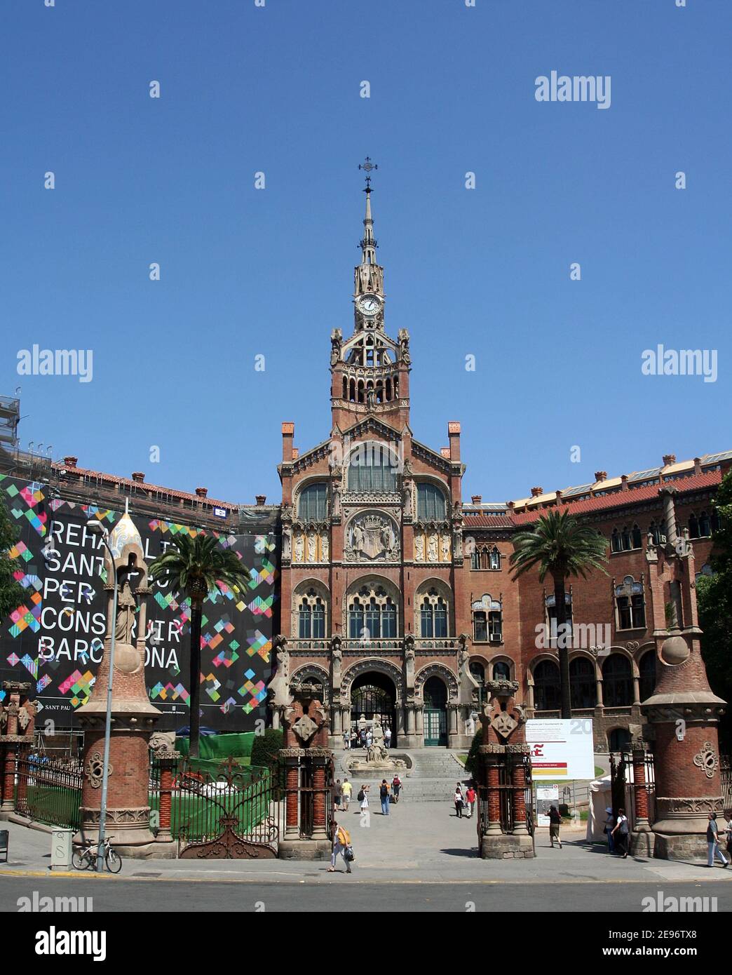 Modern hospital exterior spain hi-res stock photography and images - Alamy