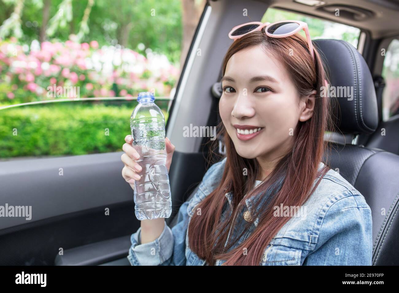 Driver drinking from water bottle hi-res stock photography and images ...