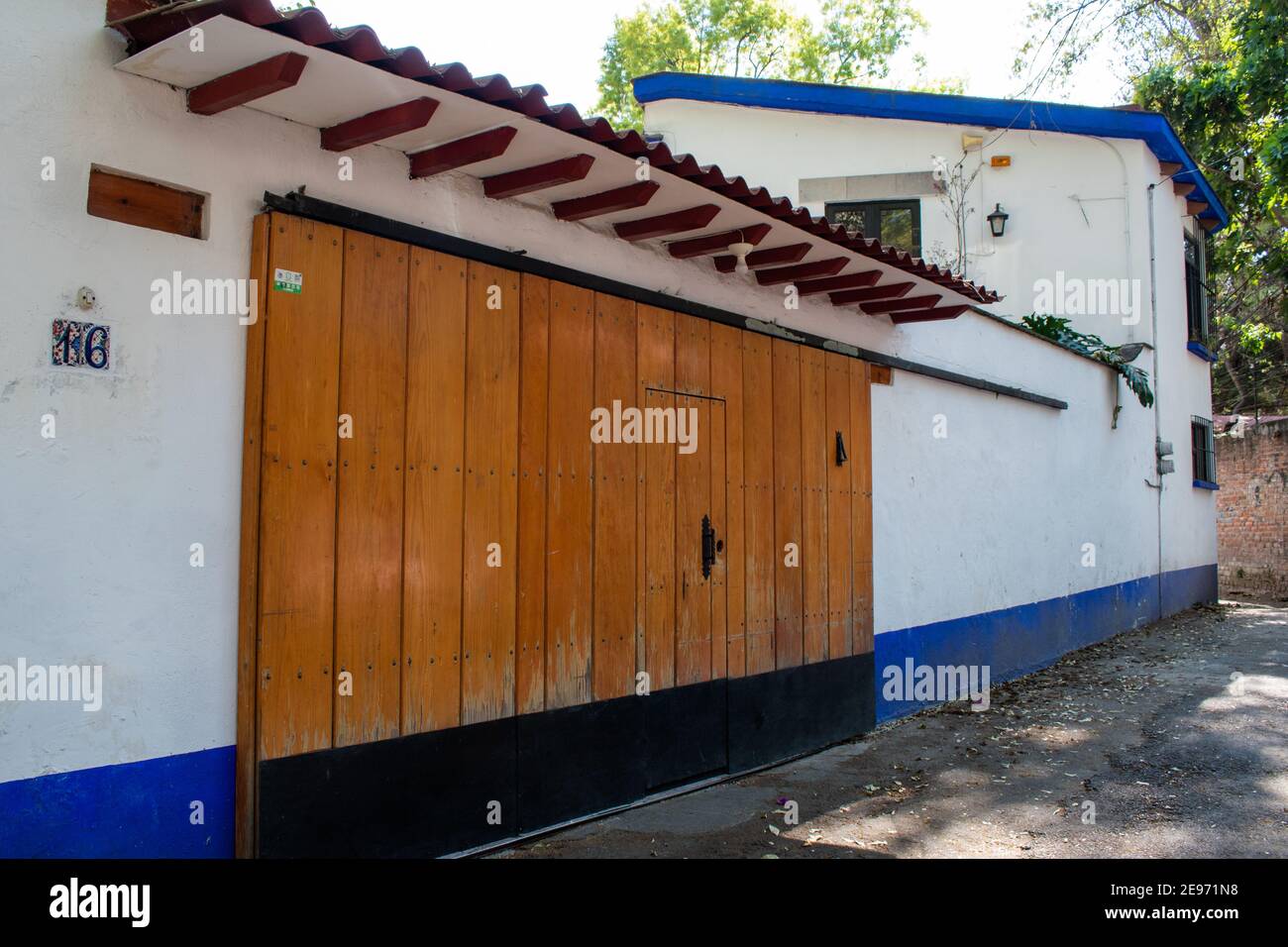 Clasisc Hispanic house in narrow street from Mexico City Stock Photo ...