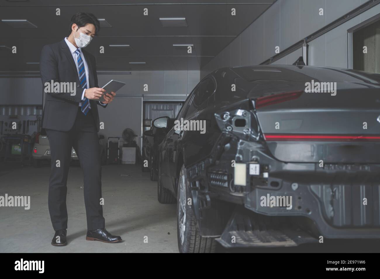auto vehicle car insurance agent, car reseller checking car condition ...