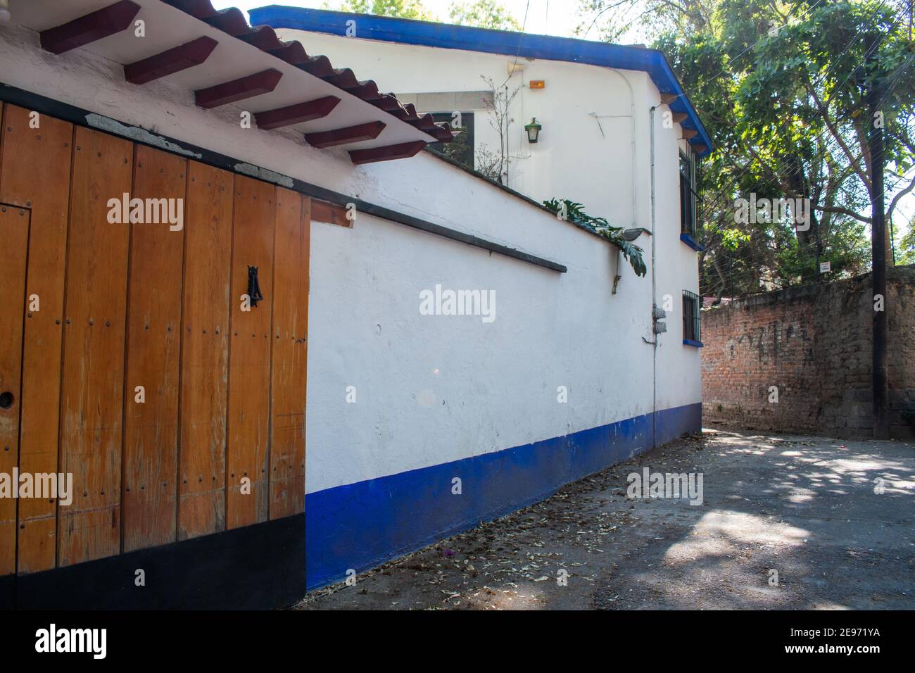 Clasisc Hispanic house in narrow street from Mexico City Stock Photo ...