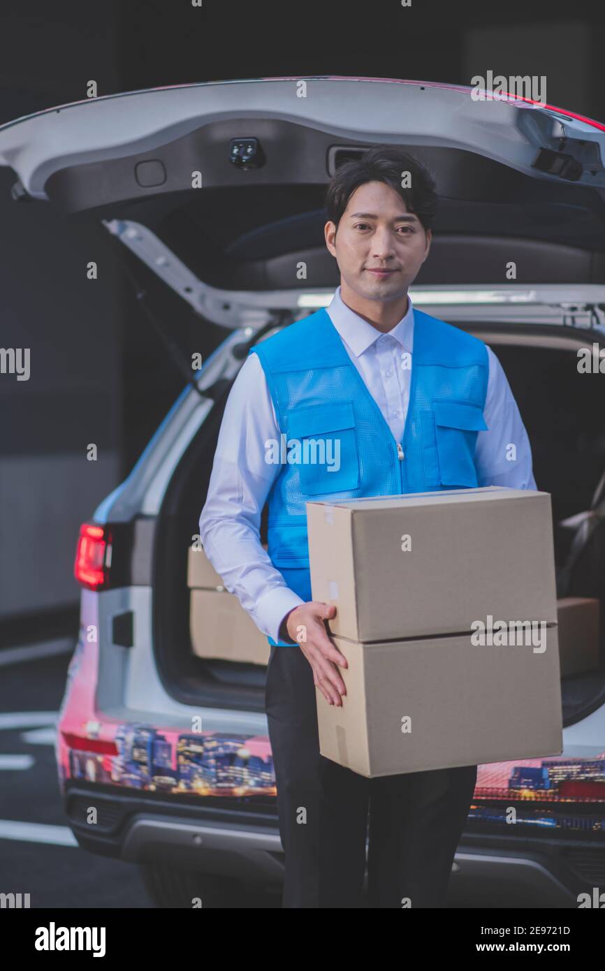 Man boxes trunk of car hi-res stock photography and images - Alamy