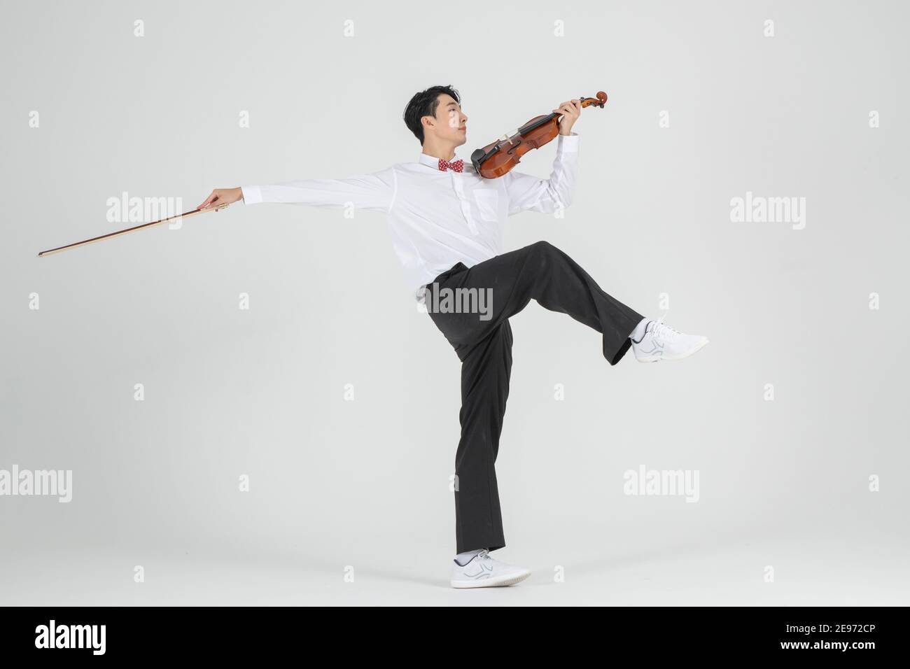 Asian female contemporary dancer with violin Stock Photo - Alamy