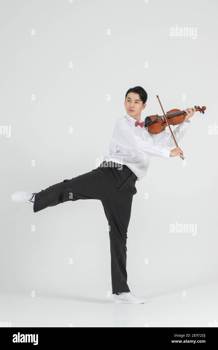 Asian female contemporary dancer with violin Stock Photo - Alamy