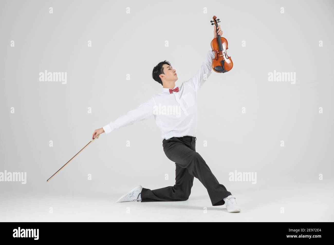 Asian female contemporary dancer with violin Stock Photo - Alamy