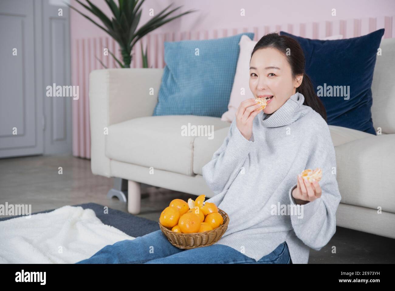 Solo eating asia hi-res stock photography and images - Alamy
