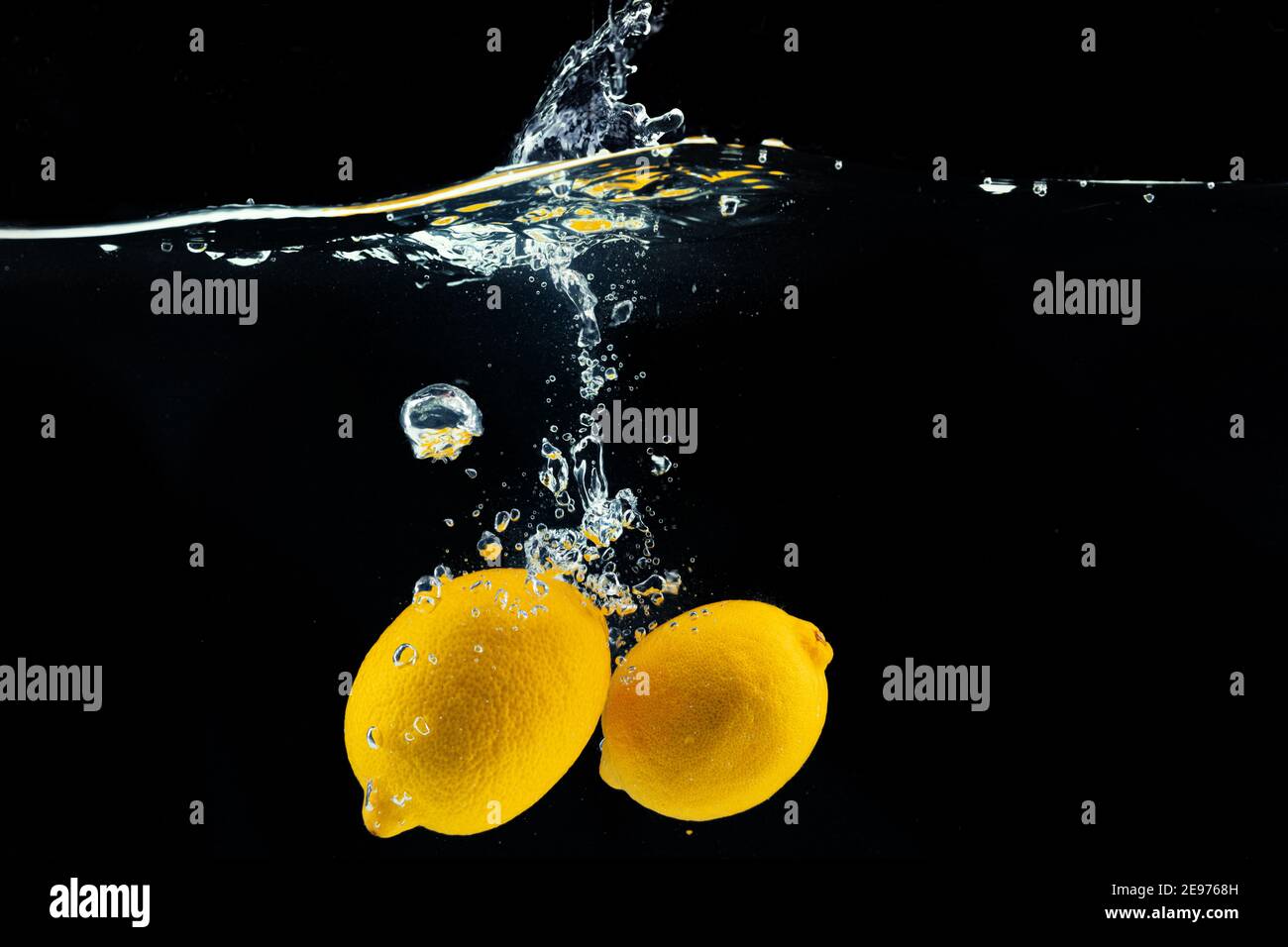 Lemons falling water splash hi-res stock photography and images - Alamy