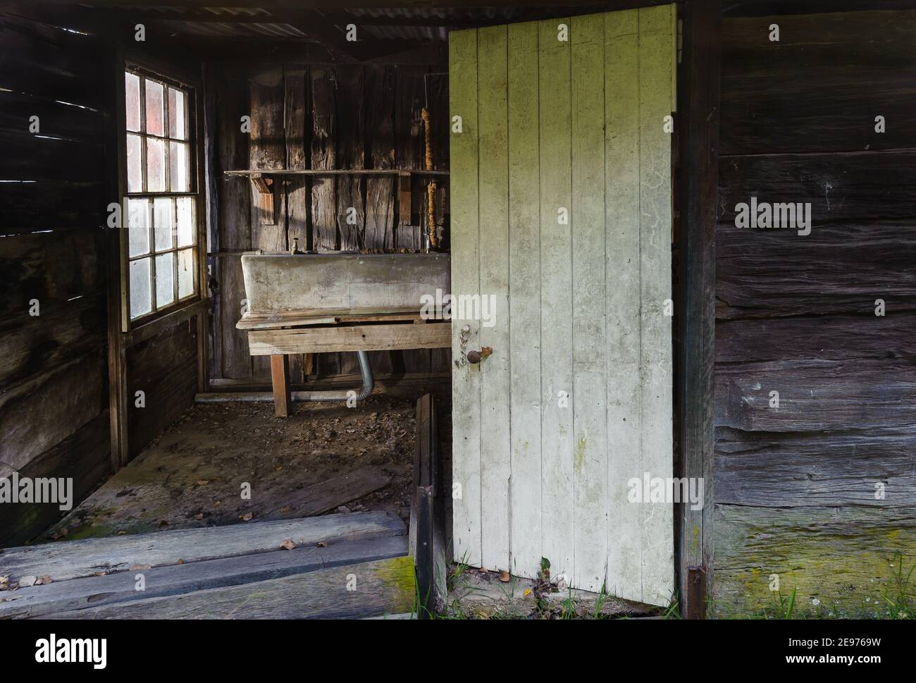 Colonial laundry wash tub hi-res stock photography and images - Alamy