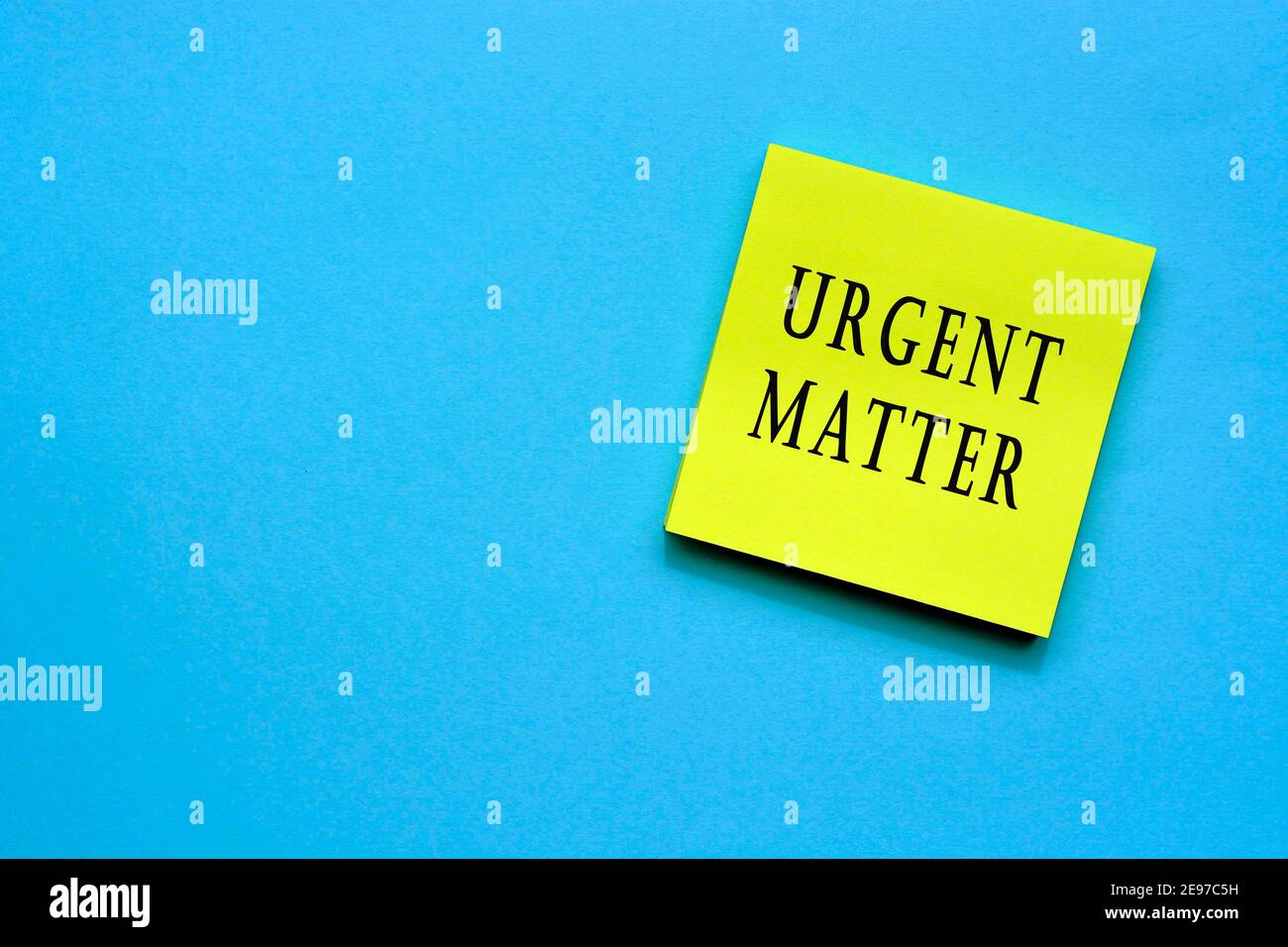 Urgent matter text on yellow sticky note Stock Photo - Alamy