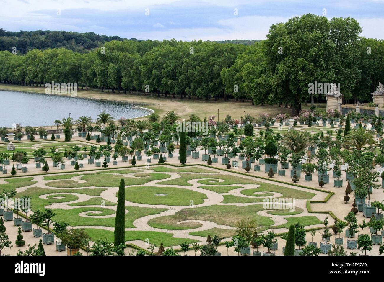Versailles palace garden symmetry hi-res stock photography and images ...