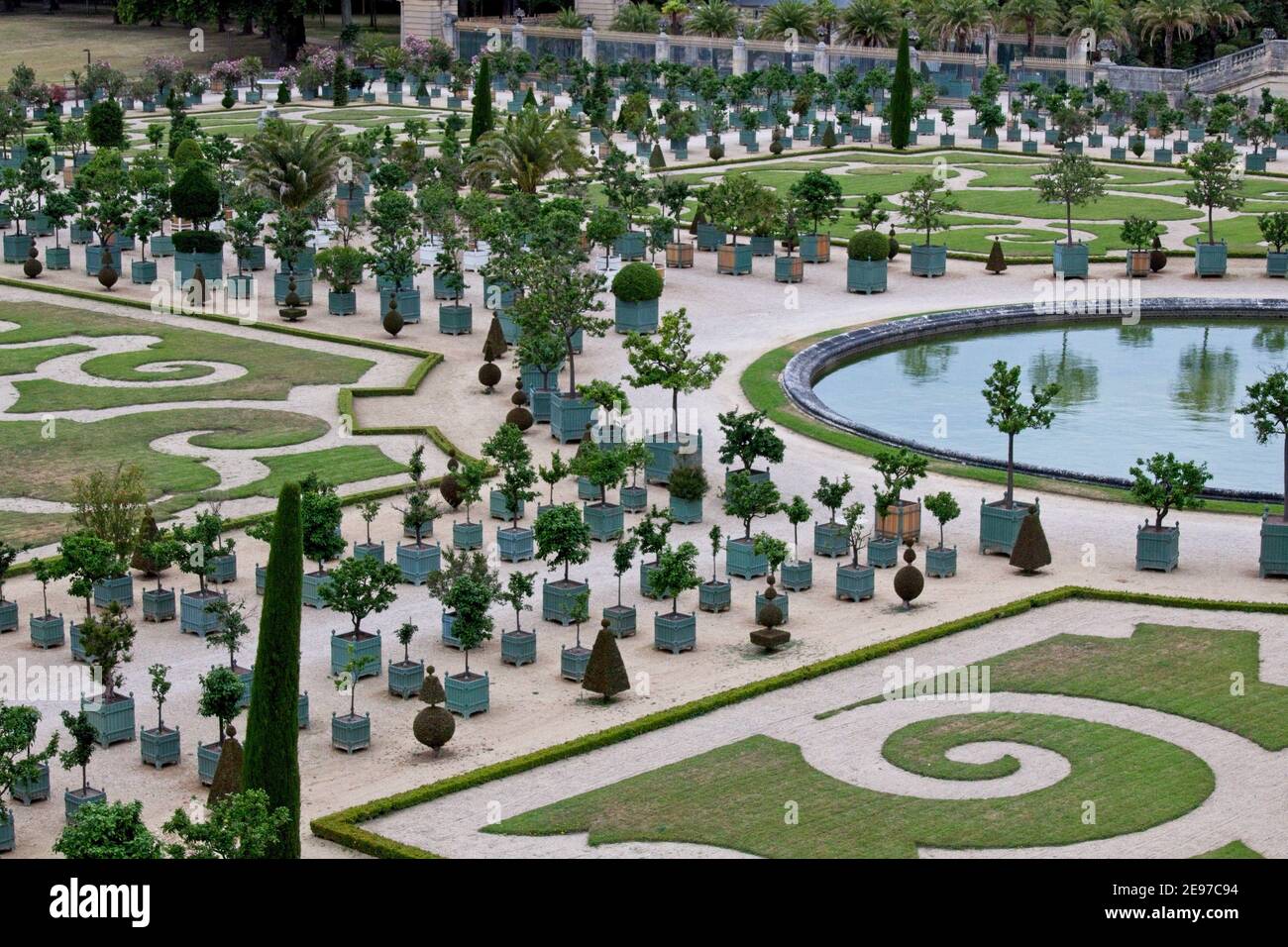 Versailles palace garden symmetry hi-res stock photography and images ...