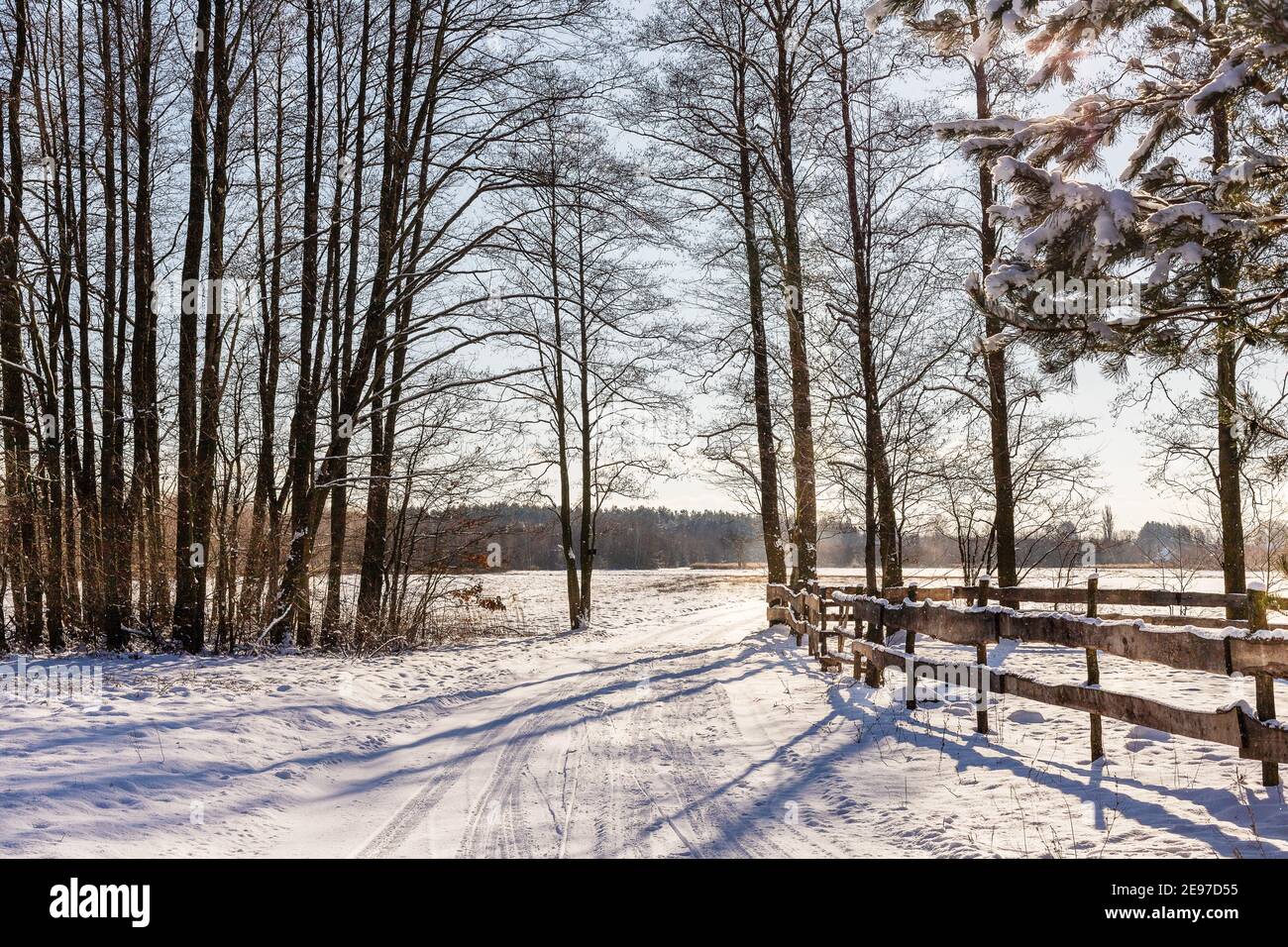Winter snow scene farm gate hi-res stock photography and images - Alamy