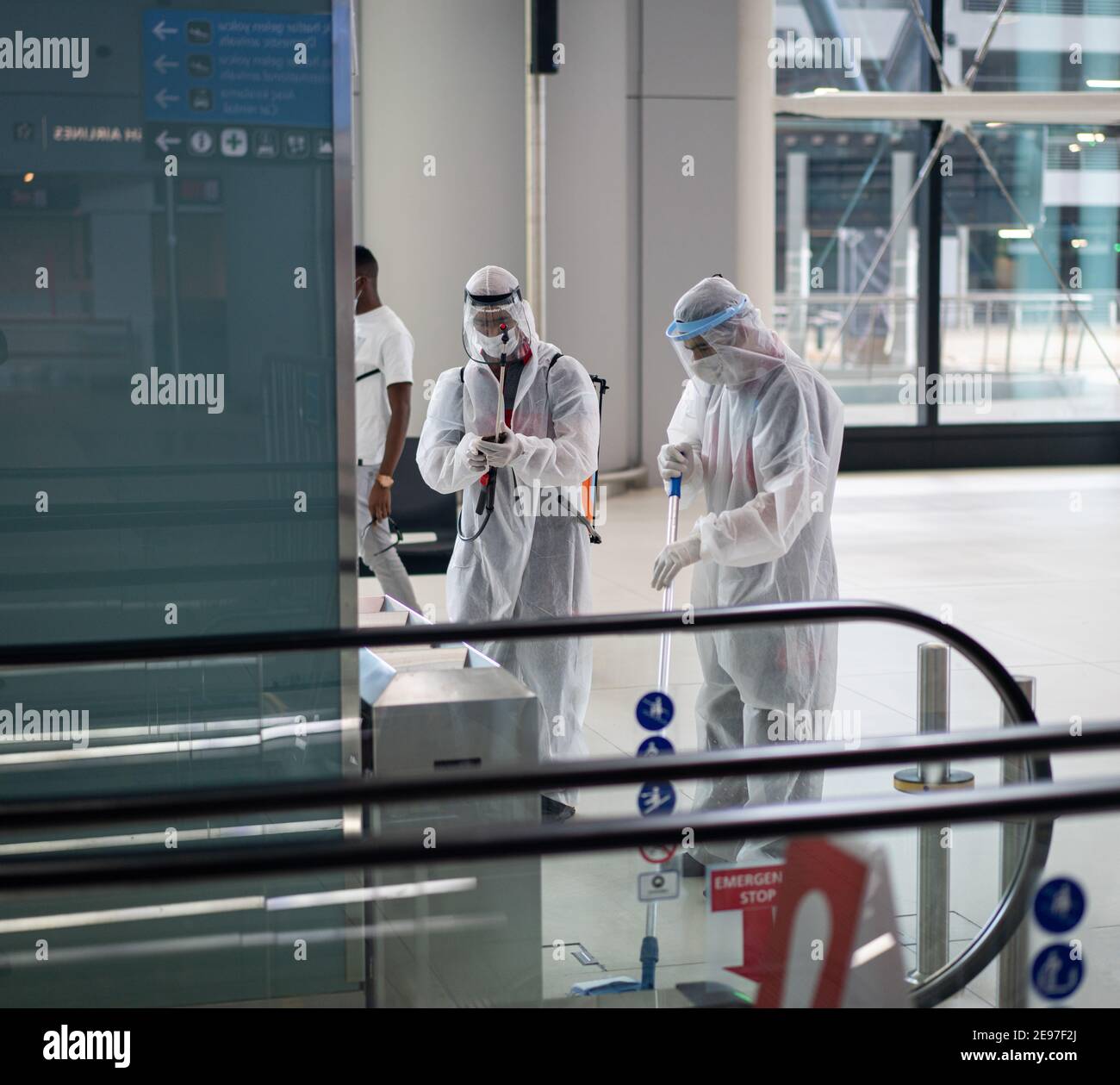 Airport cleaning staff hi-res stock photography and images - Alamy
