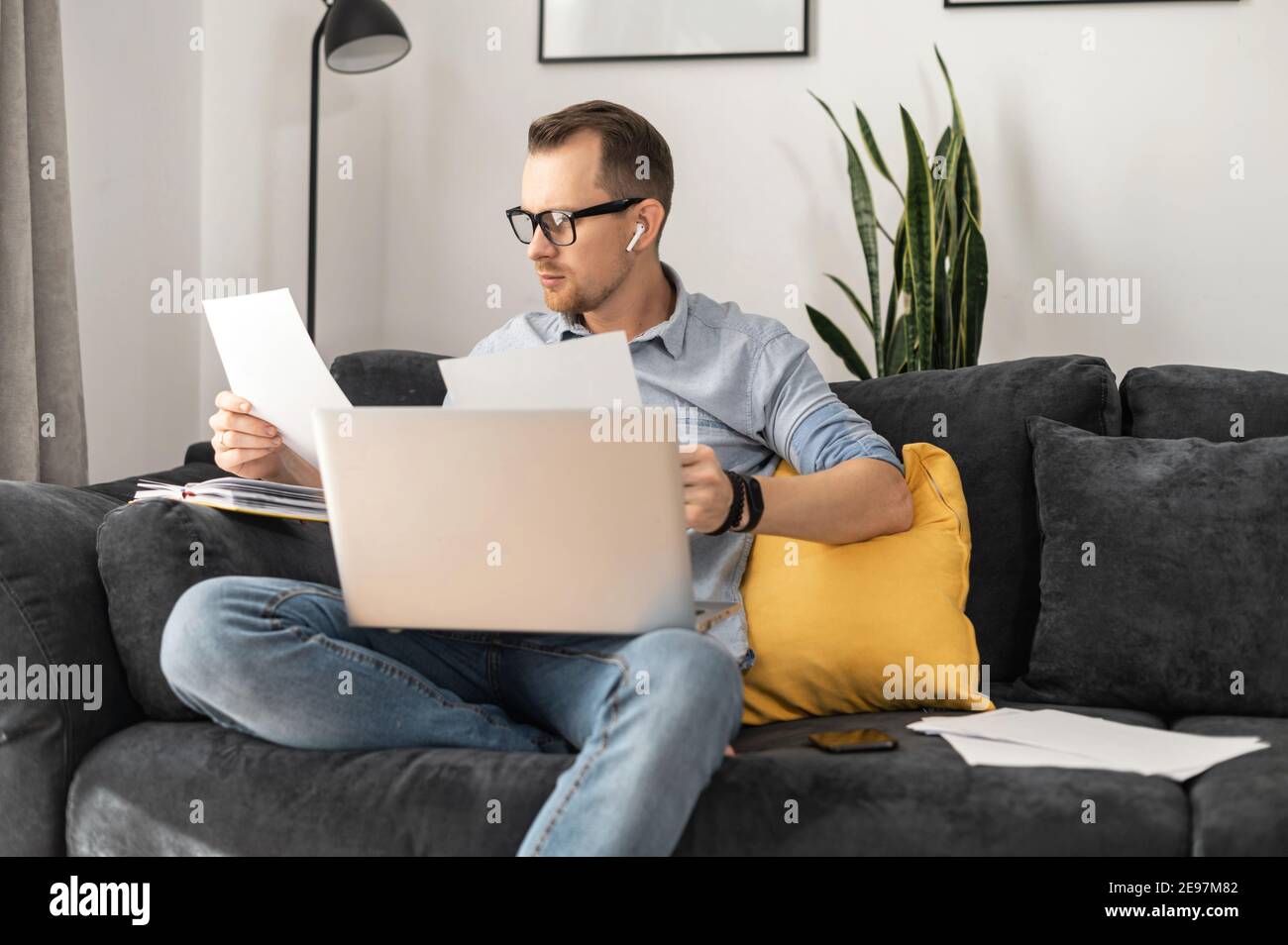 Hr documents hi-res stock photography and images - Alamy