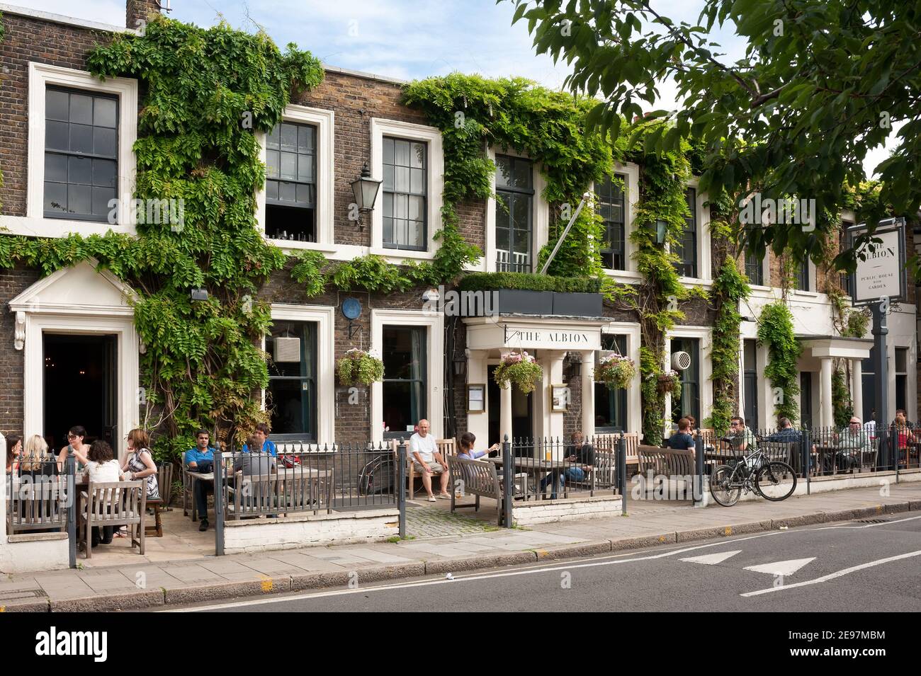 Islington Pub High Resolution Stock Photography and Images - Alamy