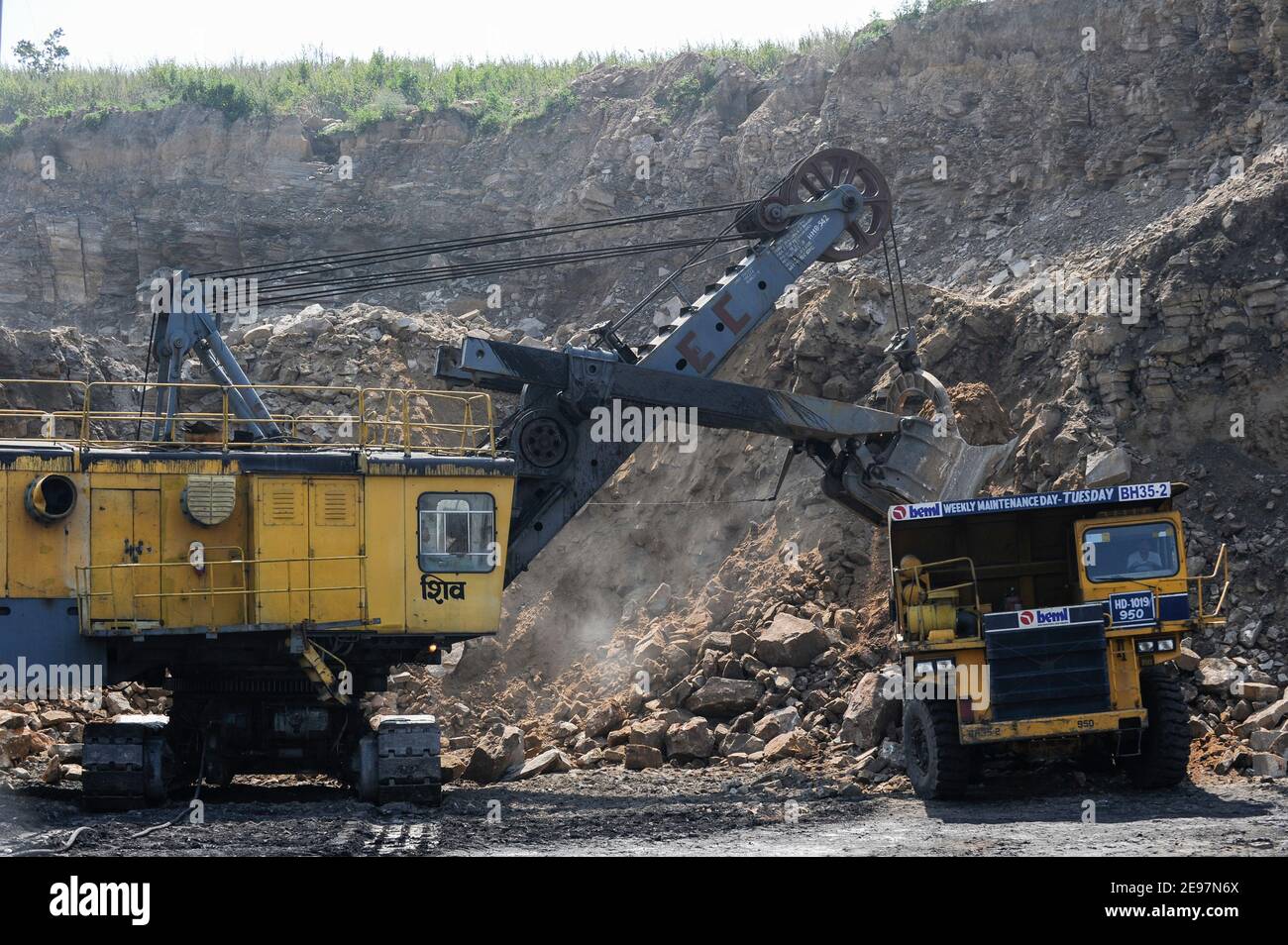Schwerer bagger hi-res stock photography and images - Alamy