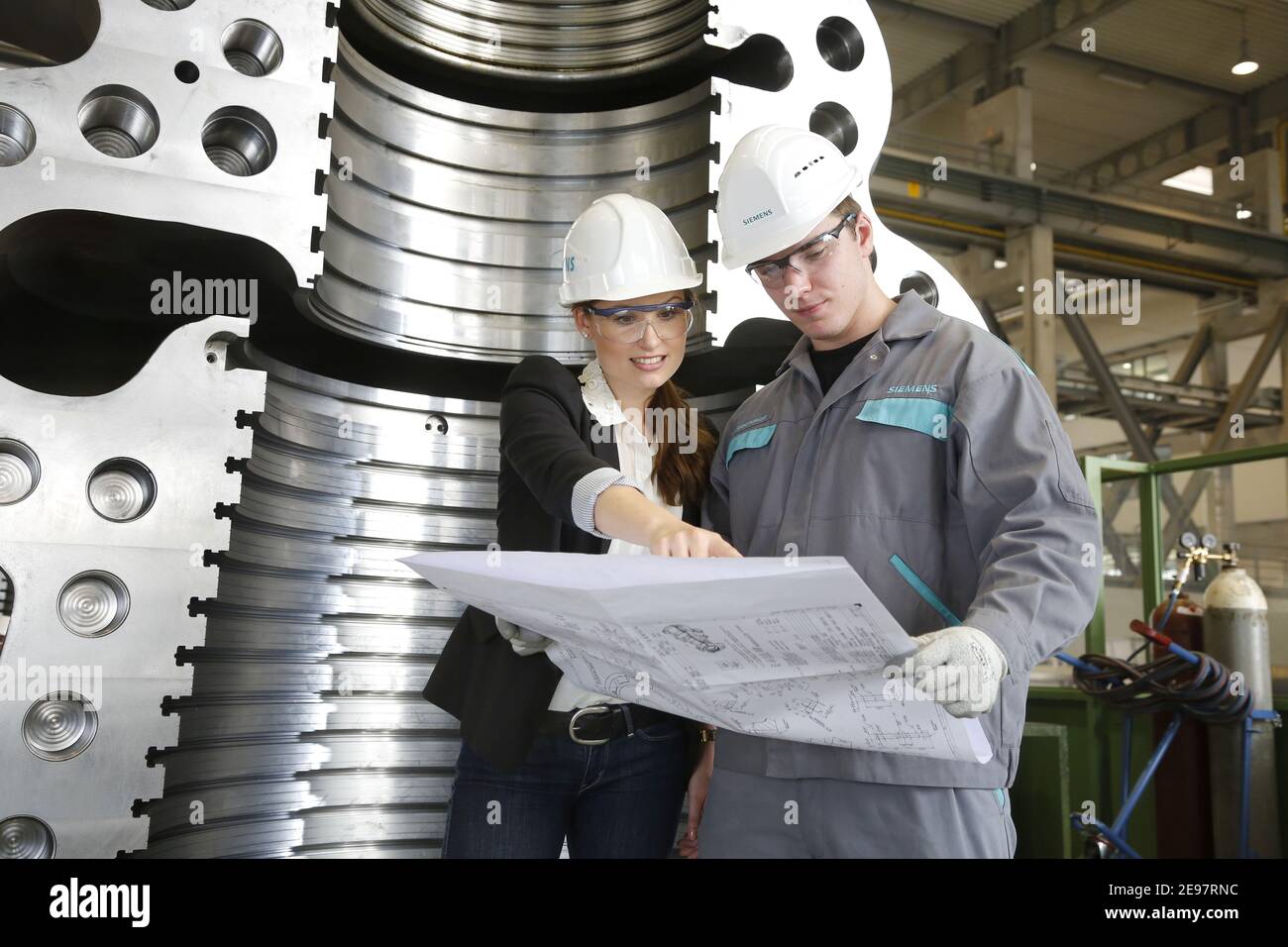 Topic photo, job cuts at Siemens Energy - young engineers at a meeting ...