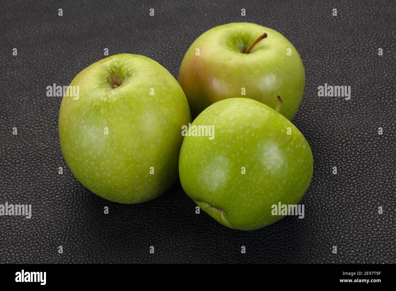 Green ripe sweet juicy apple Stock Photo - Alamy