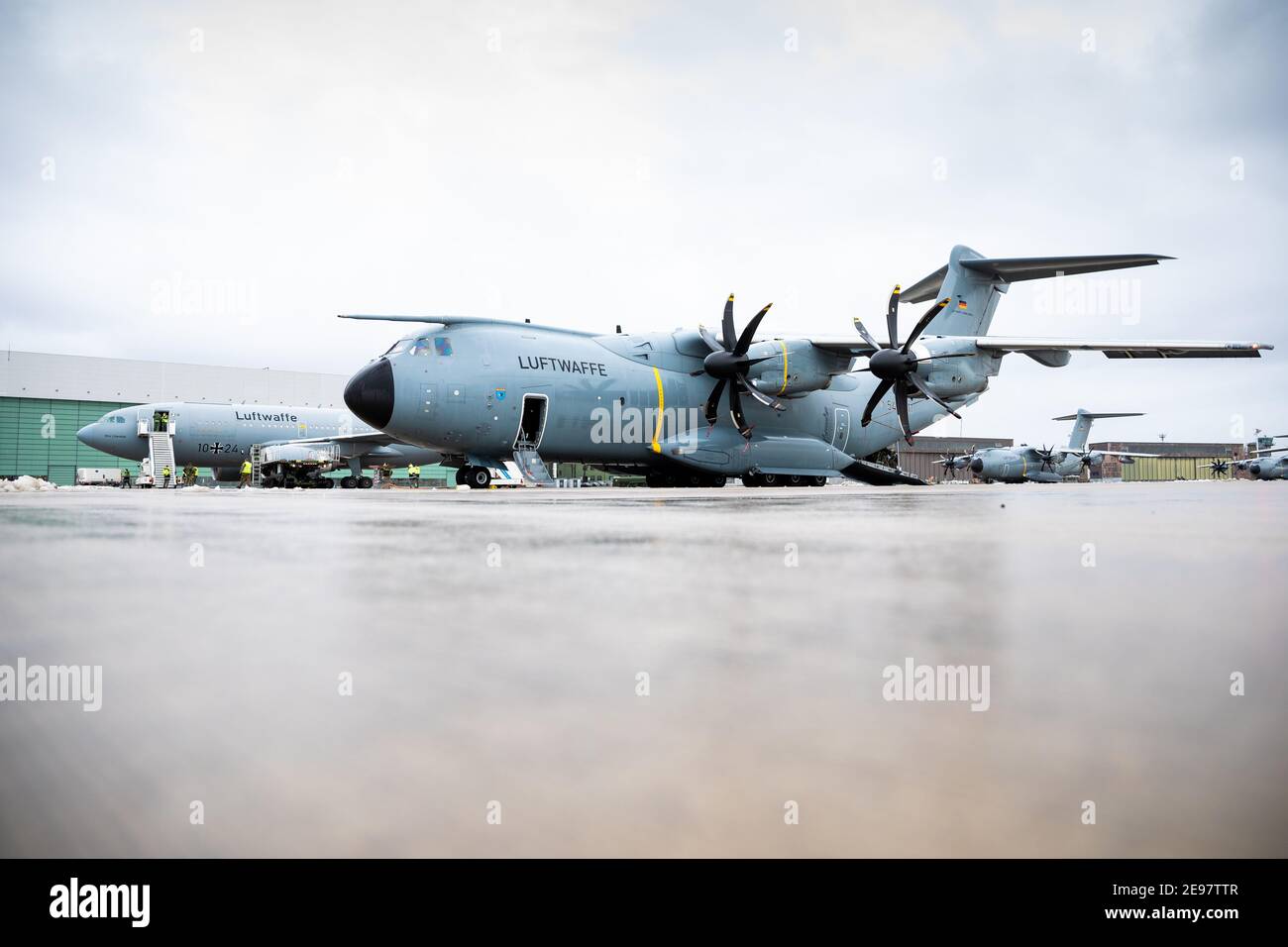 Wide body aircraft hi-res stock photography and images - Alamy