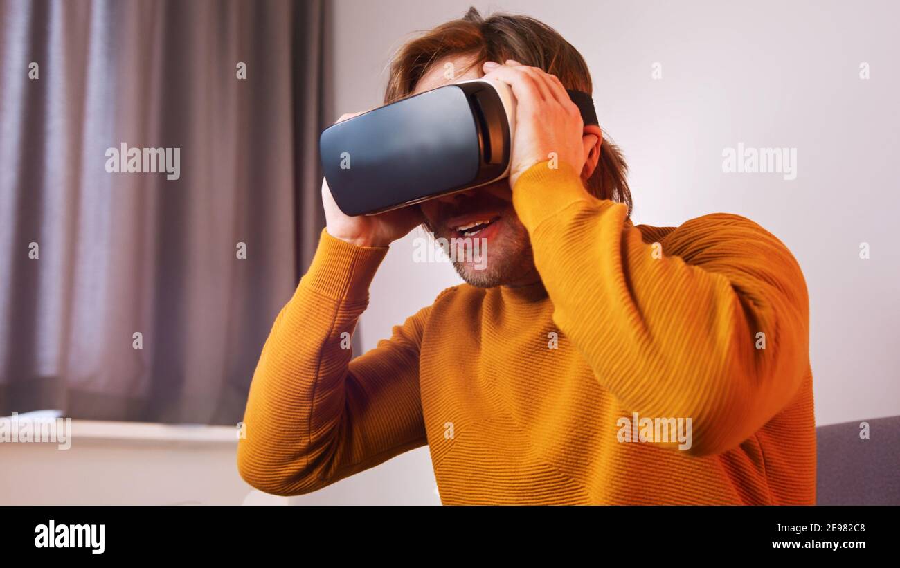 Vr goggles hi-res stock photography and images - Alamy