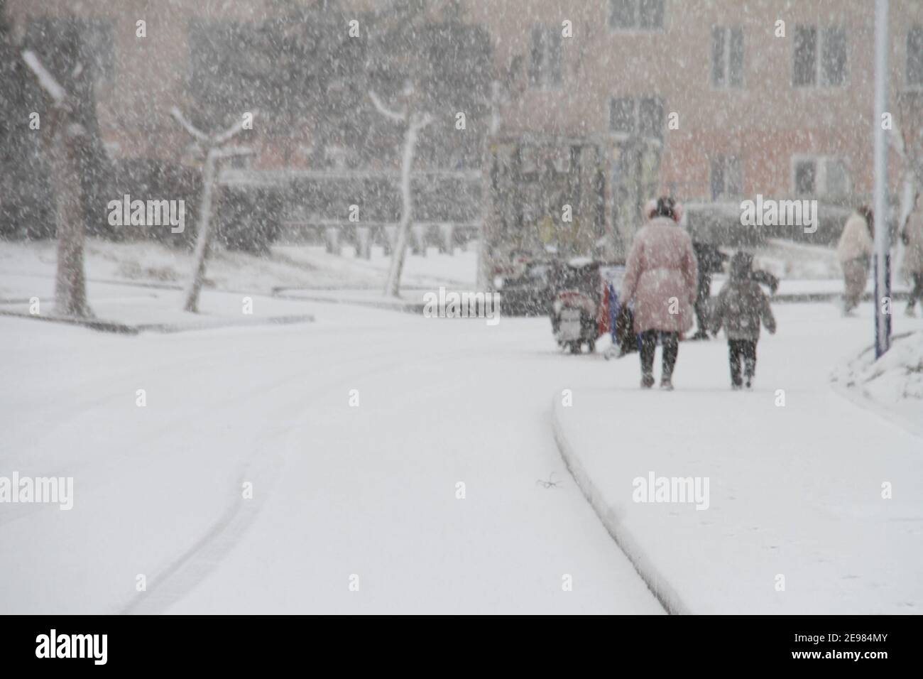 Affected by the cold air, the weather is cold and windy with snow in ...